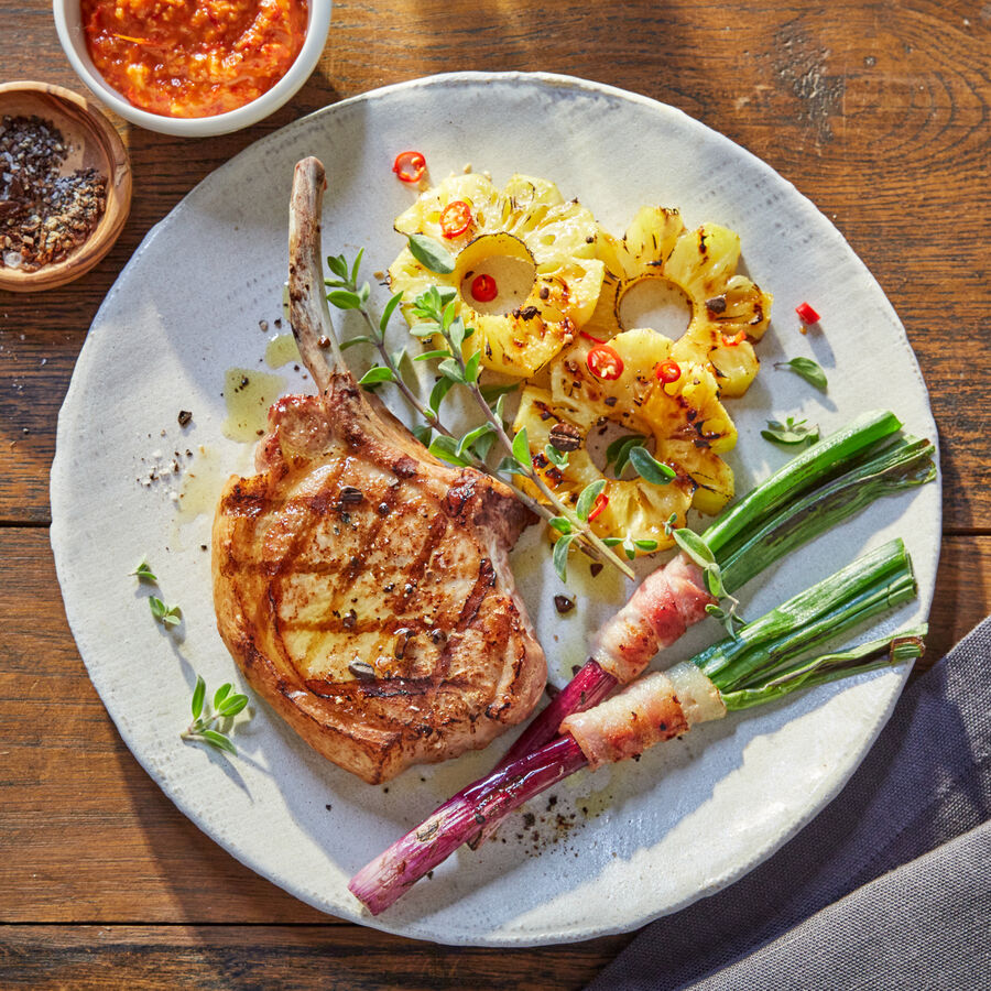 Carré de porc fermier à la sauce romesco et à l'ananas grillé Recette ...